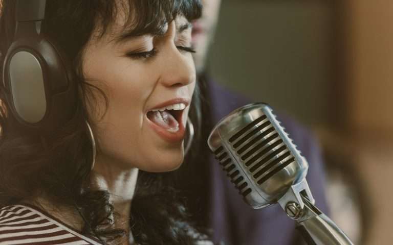Why Are Singers So Attractive? Unraveling The Charisma Beyond The Mic